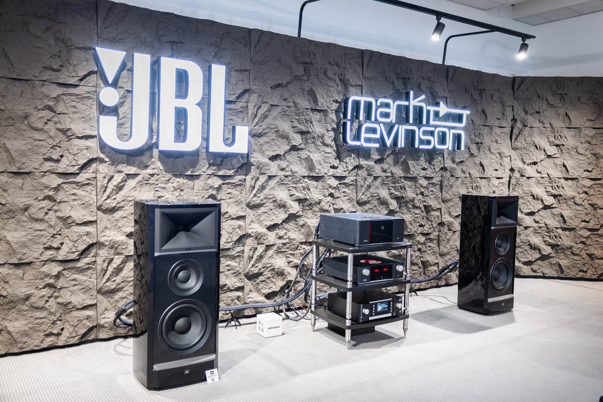 【HIGH END】JBLが“SUMMITシリーズ”を出した狙いは？その音質は？オーディオ評論家・山之内 正氏が迫る！ - PHILE WEB