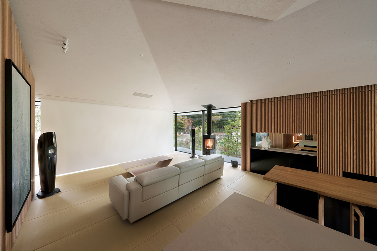 230型特大スクリーンと豊かな自然が共存する和風モダンLDKシアター - PHILE WEB