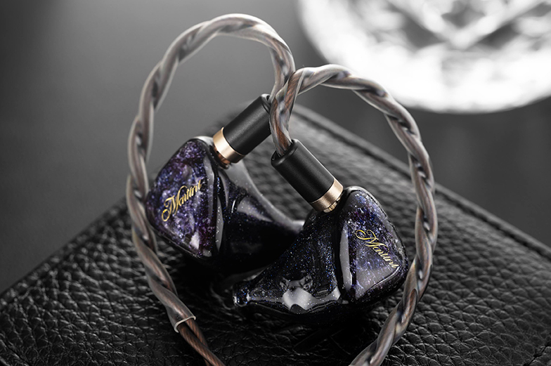 QoA、骨伝導ドライバーを搭載したカクテルモチーフのハイブリッドイヤホン「Martini」 - PHILE WEB