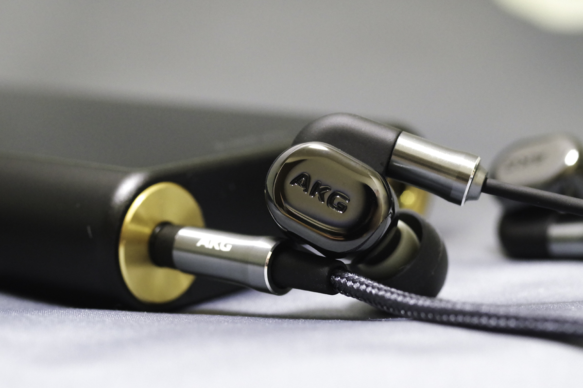 “イヤホン切り込み隊長”が自腹を切った！ AKG「N5005」購入を決めた『5つのポイント』 (1/4) - PHILE WEB