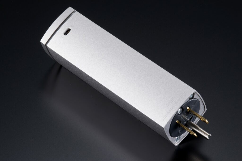 【ミニレビュー】特許技術で電源ノイズを光に変換、空きコンセントに挿し込むPERFECTIONの「PFT-ANE1」 - PHILE WEB
