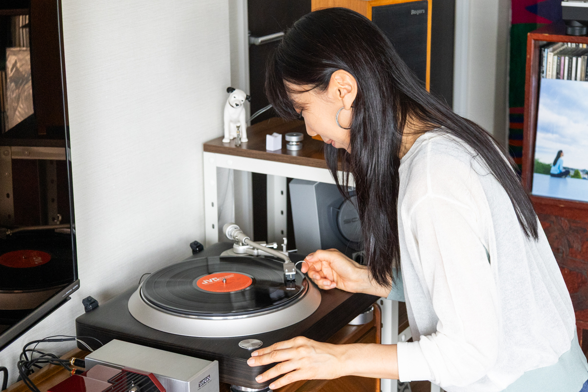 デノンのアナログプレーヤー「DP-3000NE」がレコードの“プロ”から評価される理由。井筒香奈江の最新LPをエンジニアと聴く - PHILE WEB