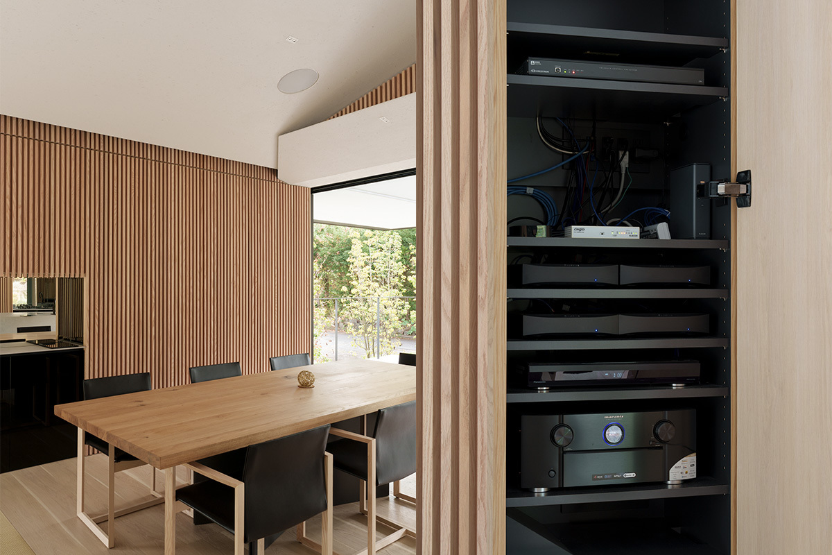 230型特大スクリーンと豊かな自然が共存する和風モダンLDKシアター - PHILE WEB